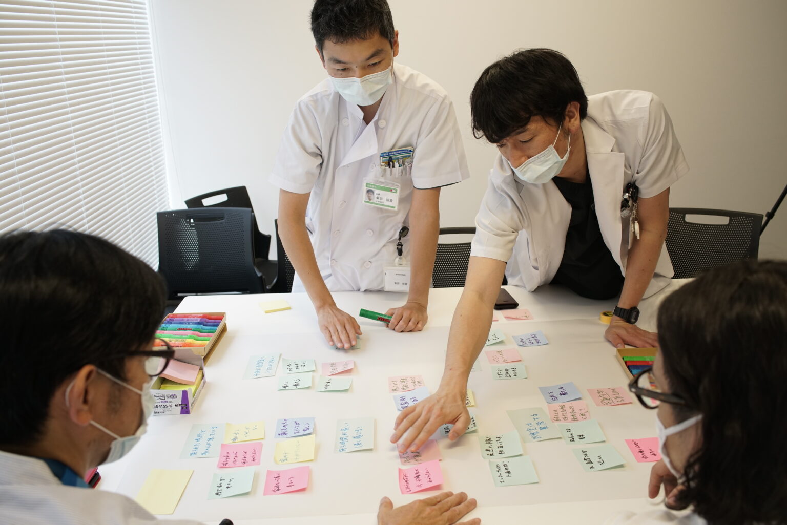 無機質な診察室の体験を変えるには？泌尿器科外来で試みるエモーショナルデザイン - HCD-HUB